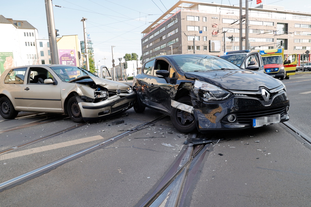 Unfall auf der Bahnhofstraße legt Verkehr lahm - Antenne Sachsen